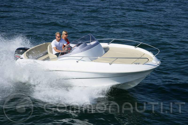 BENETEAU FLYER 550 SUN DECK VS QUICKSILVER COMMANDER 635 WALKAROUND