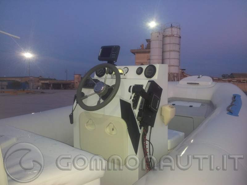 VENDESI GOMMONE MOTORE 75 CV E CARRELLO OMOLOGATO (BARLETTA)